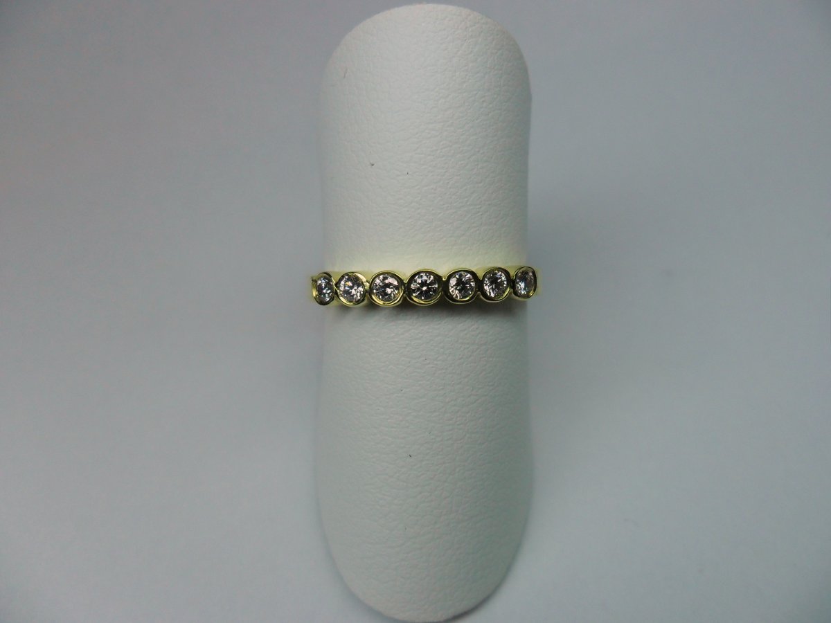 City Diamonds - Row ring closed setting small