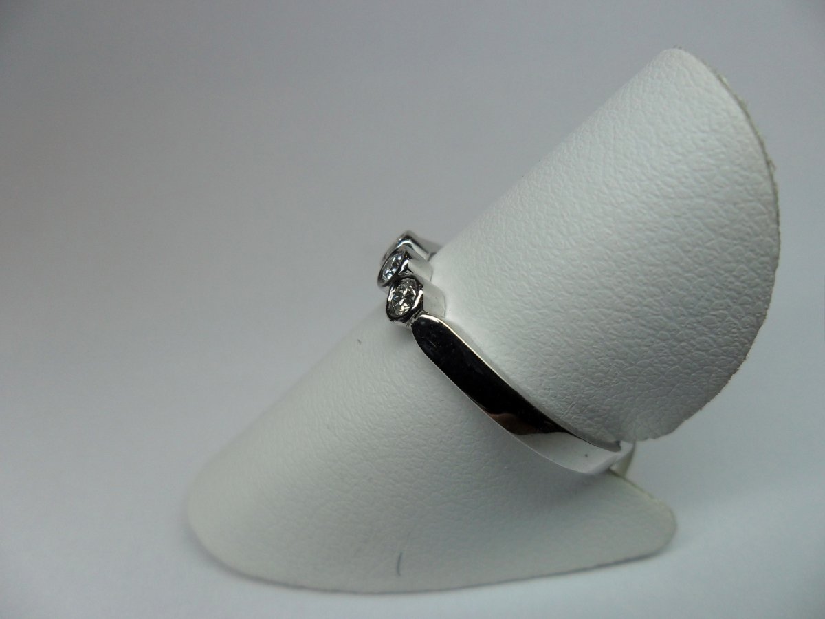 City Diamonds - Row ring closed setting