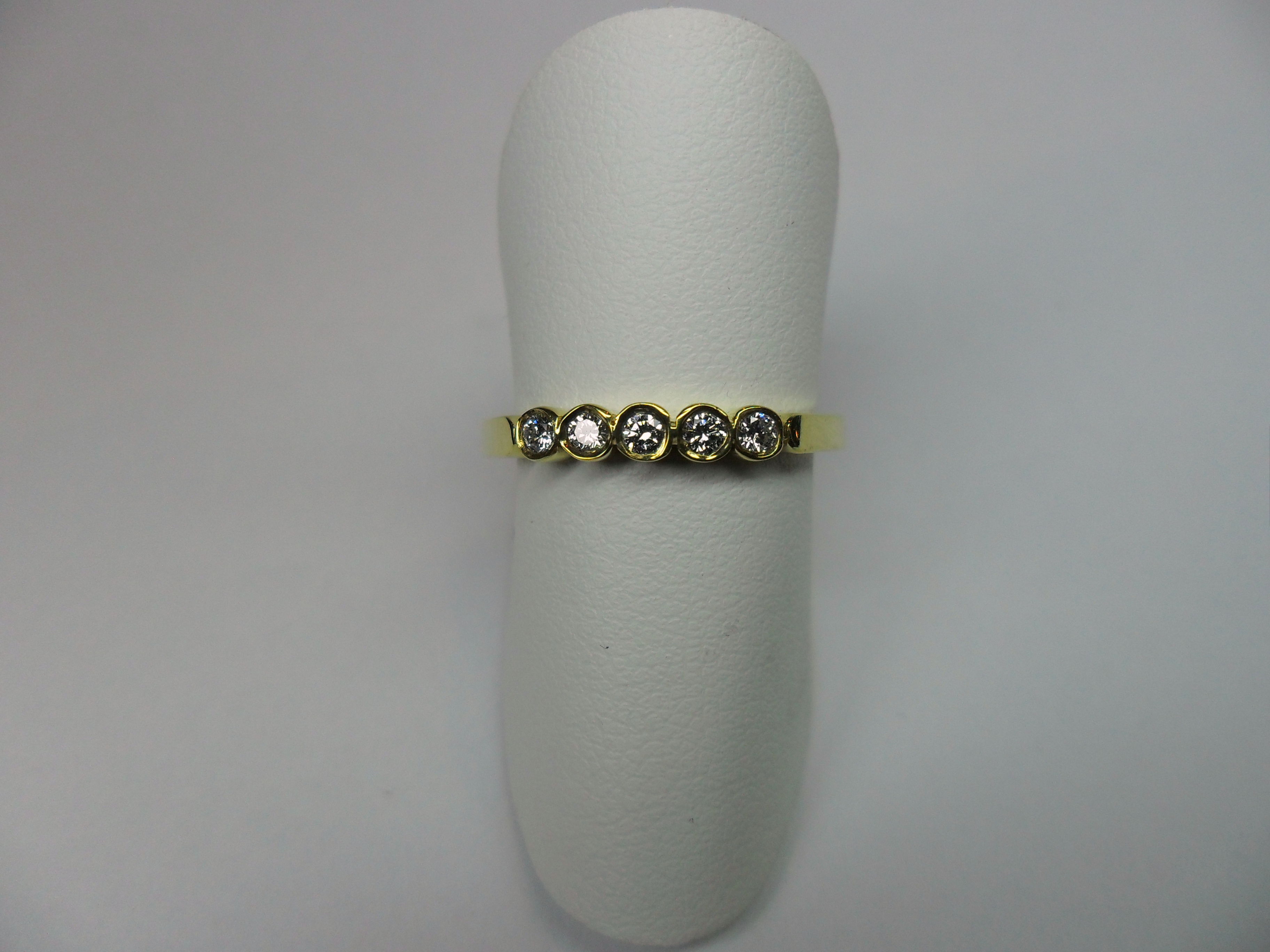 City Diamonds - Row ring closed setting small