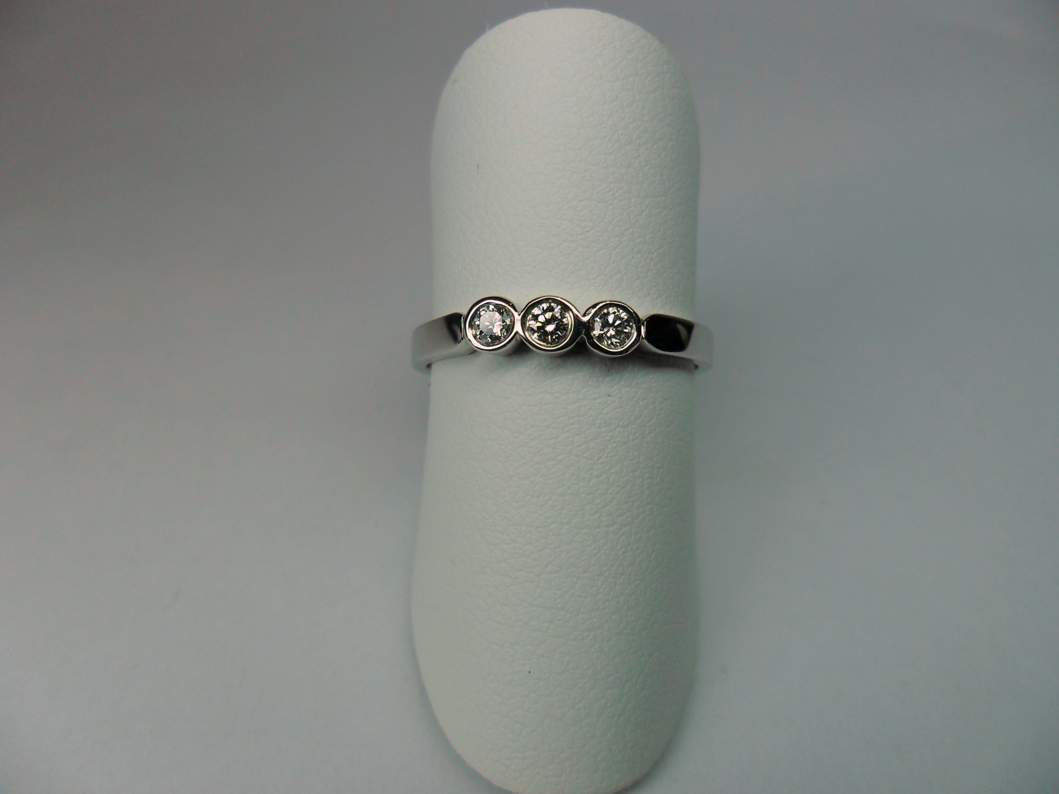 City Diamonds - Row ring closed setting